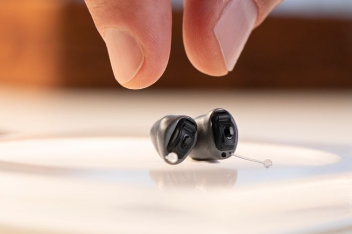 Ampli-Mini: Aparelhos auditivos invisíveis e pequenos | Minisom